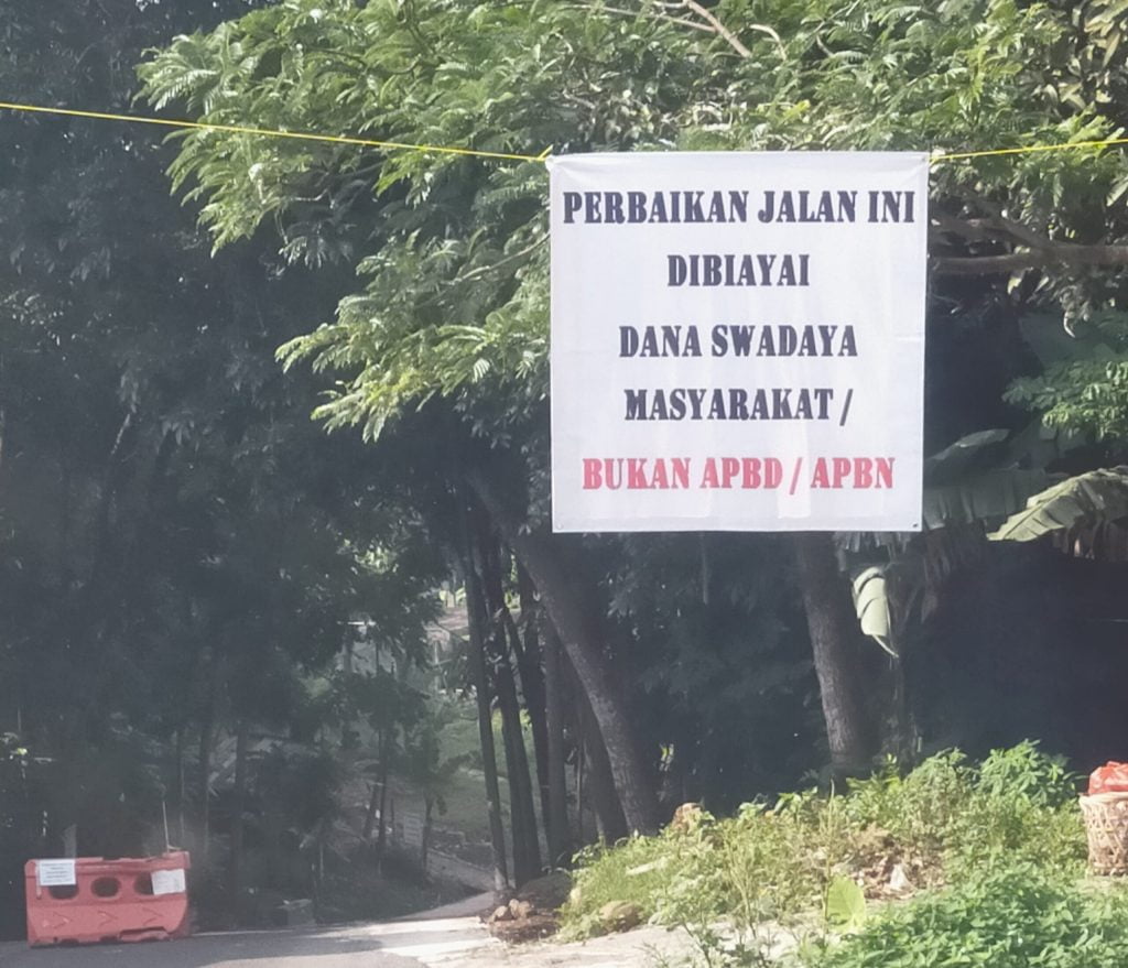 Rusak Selama Bertahun - tahun, Warga Cihaseum Swadaya Perbaiki Jalan ... Rusak Selama Bertahun - tahun, Warga Cihaseum Swadaya Perbaiki Jalan ...