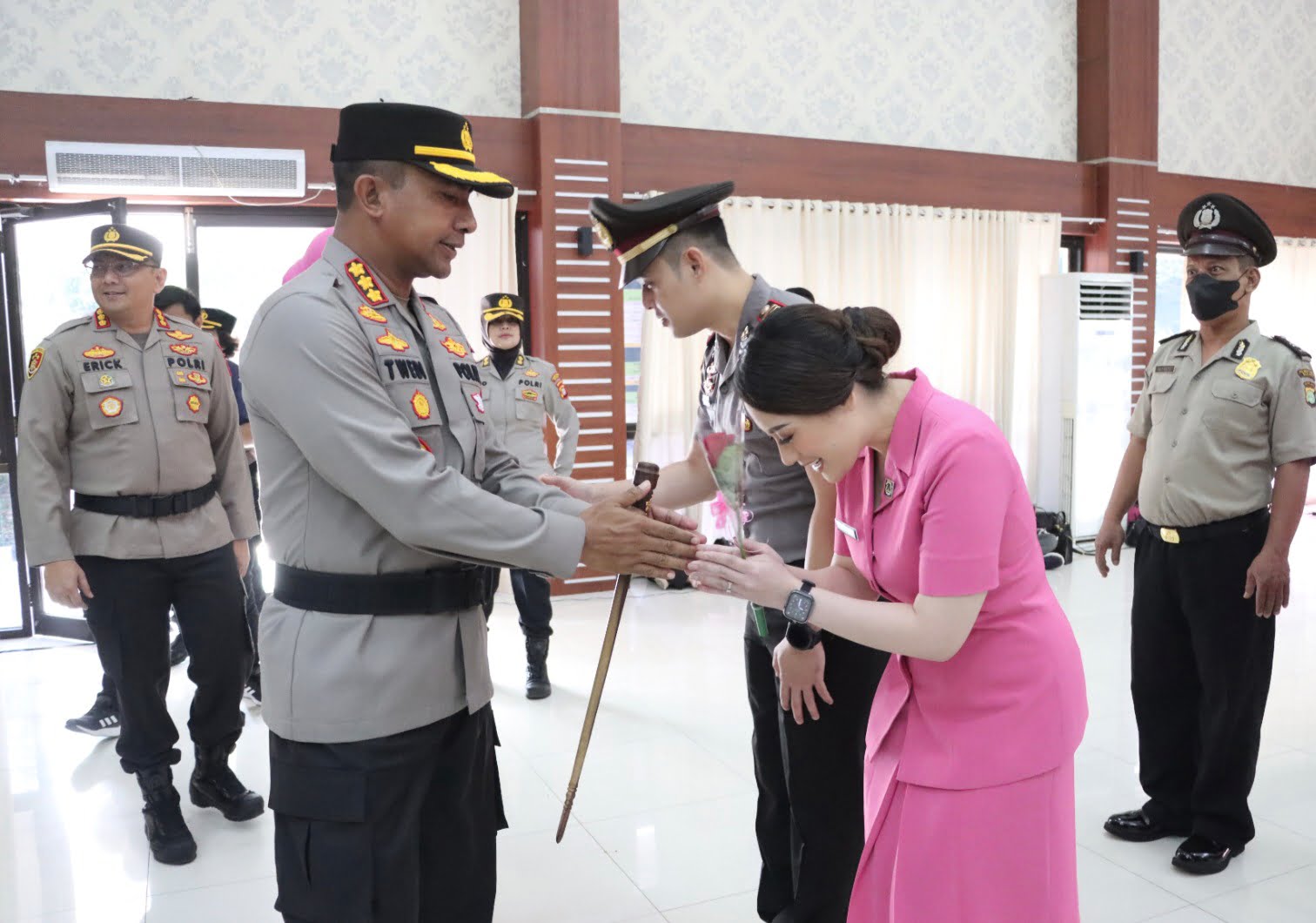 Kapolres Metro Bekasi Pimpin Upacara Korps Raport Kenaikan Pangkat Anggota Polri - Fakta Hukum ...