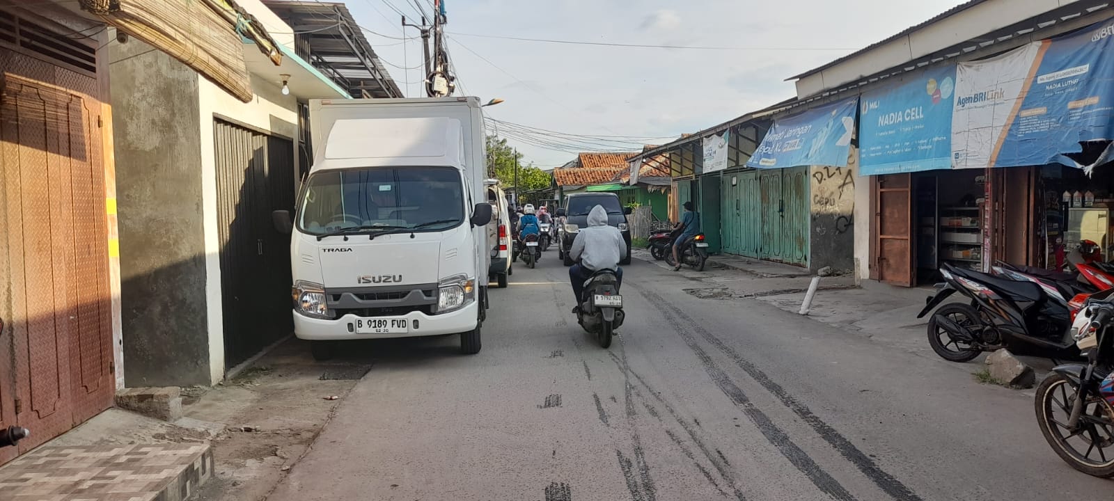 Mobil Armada Gudang Helm Parkir Bebas, Akses Jalan Utama Warga Pulo ...